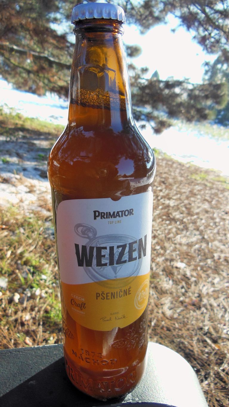 Primator Weizen - Bavarian pork knuckle in good company