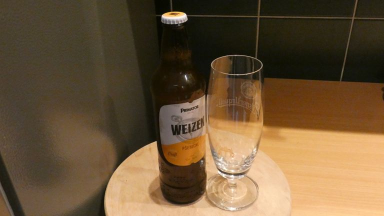 Primator Weizen - Bavarian pork knuckle in good company